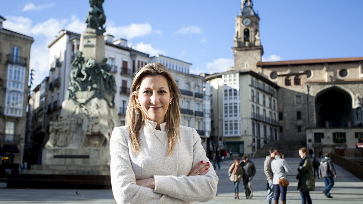 Eva García Sáenz de Urturi regresa con 'El ángel de la ciudad ...