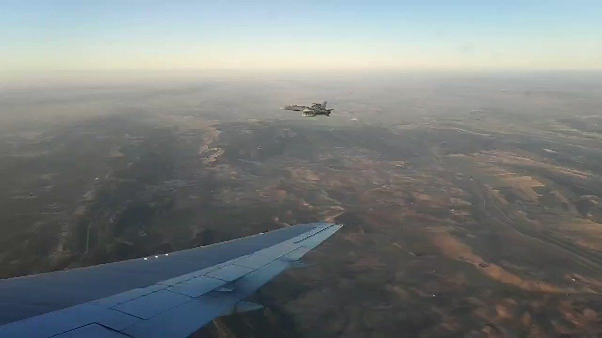 Defensa envía un caza F18 Hornet para escoltar al avión de Air Canadá ...