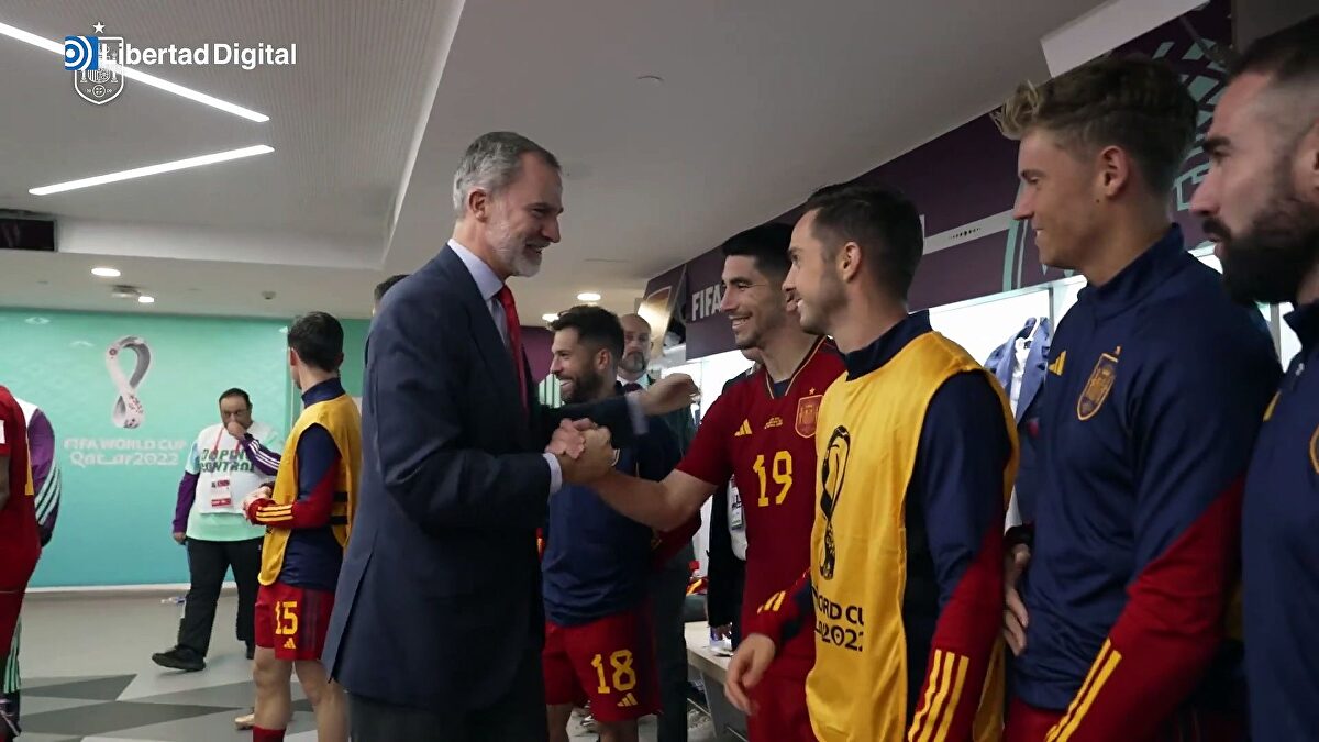 La efusiva felicitación de Felipe VI a la selección tras su victoria en ...