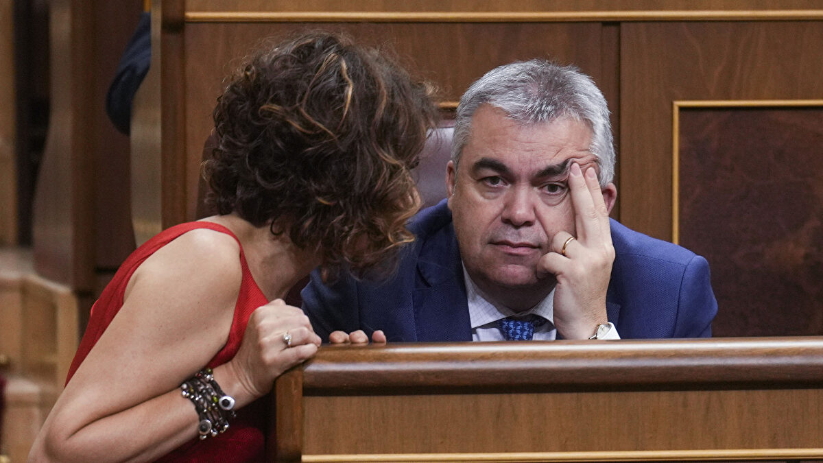 Montero se quema la otra mano: Santos Cerdán, en el punto de mira de la ...