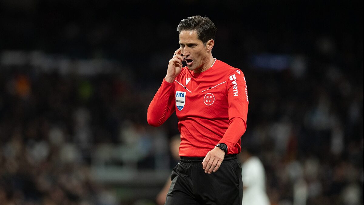 Munuera Montero hace historia: un árbitro andaluz para el derbi ...