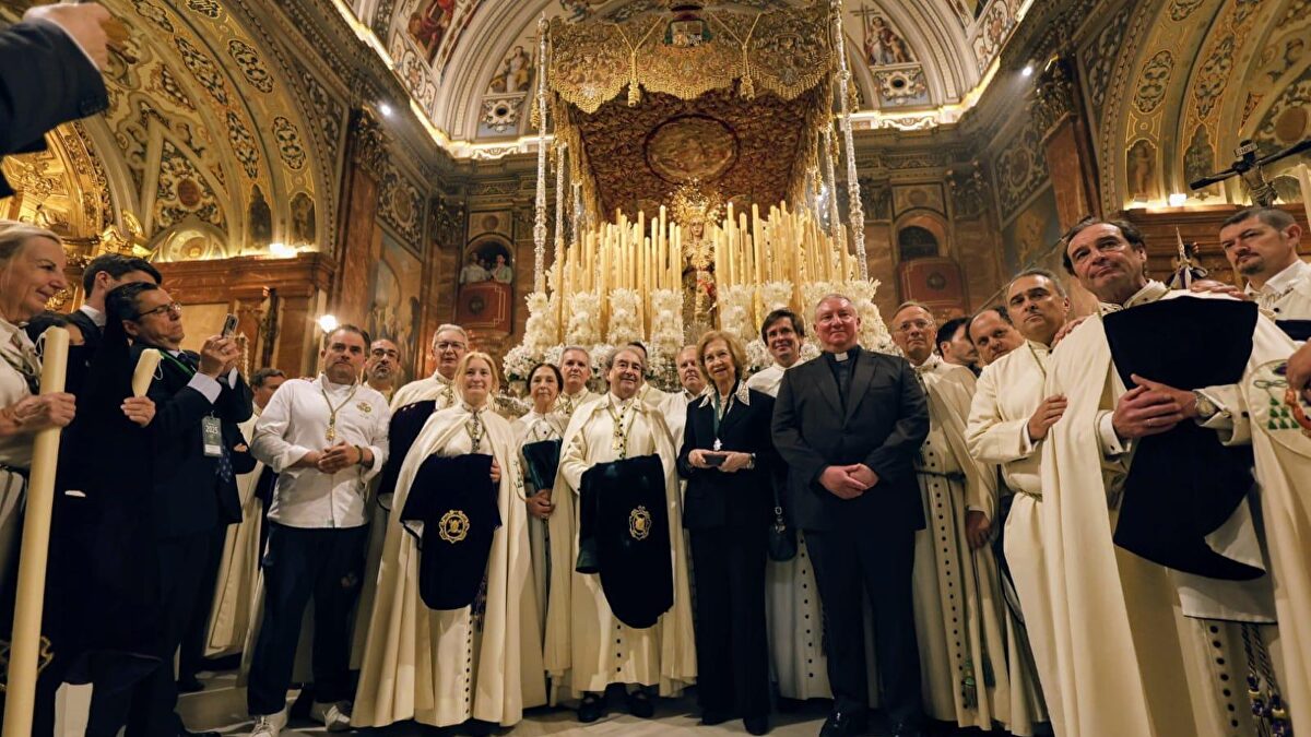 La reina Sofía visita la Semana Santa de Sevilla - Chic