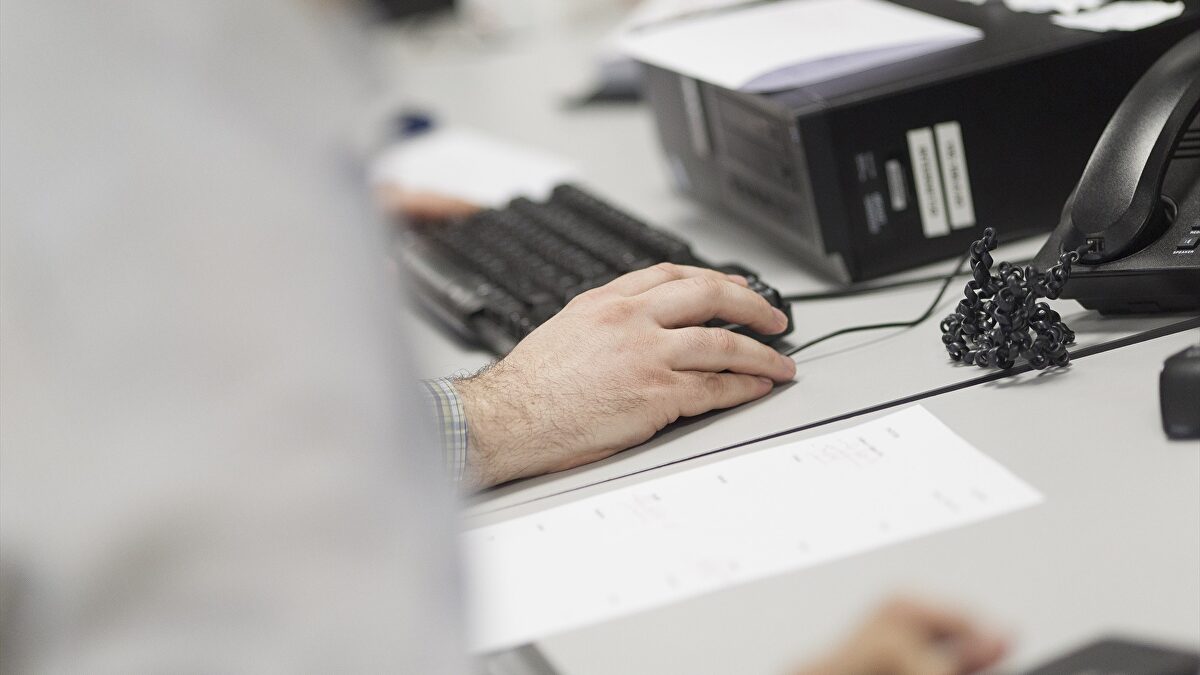 ¿Se dice "contra reloj", "contra el reloj" o "contrarreloj"? La RAE ...