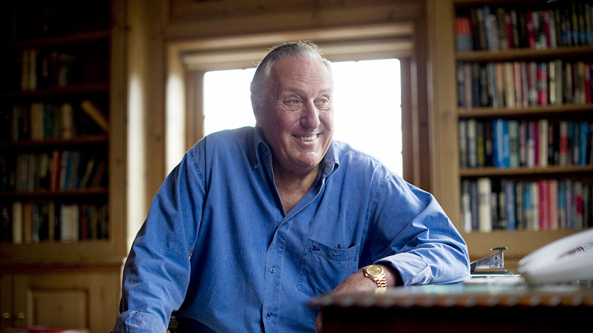 Muere a los 86 años Frederick Forsyth, el escritor que creó éxitos como ...