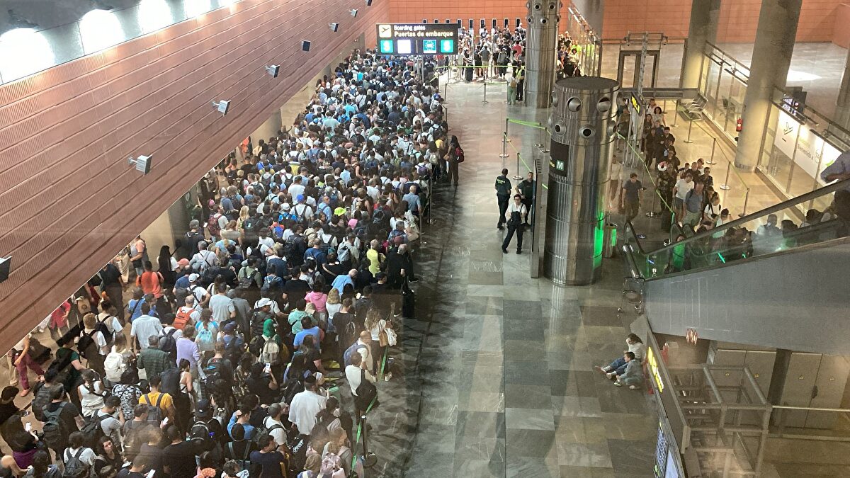 Caos en la T4 de Barajas: colas interminables y vuelos perdidos por un ...