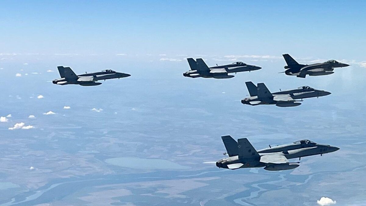 España comienza su primer despliegue de cazas F-18 en Islandia como ...