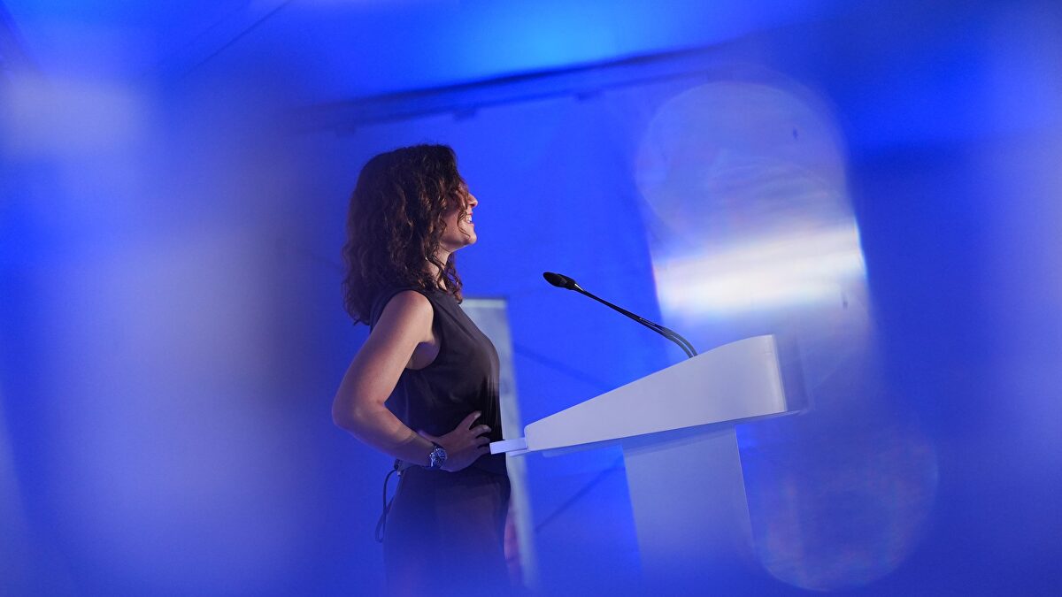 Ayuso causa sensación en Llanes: "RTVE se va a arrodillar ante Sánchez ...