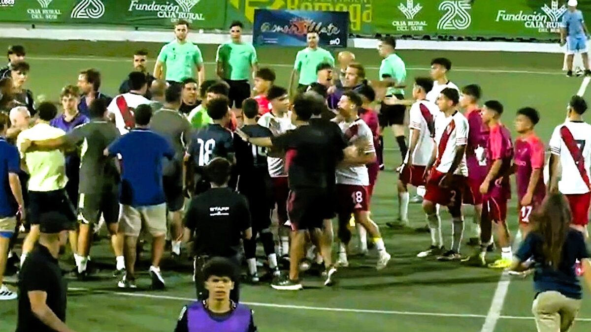 Patadas, agresiones y tres expulsados: así fue el polémico River Plate ...