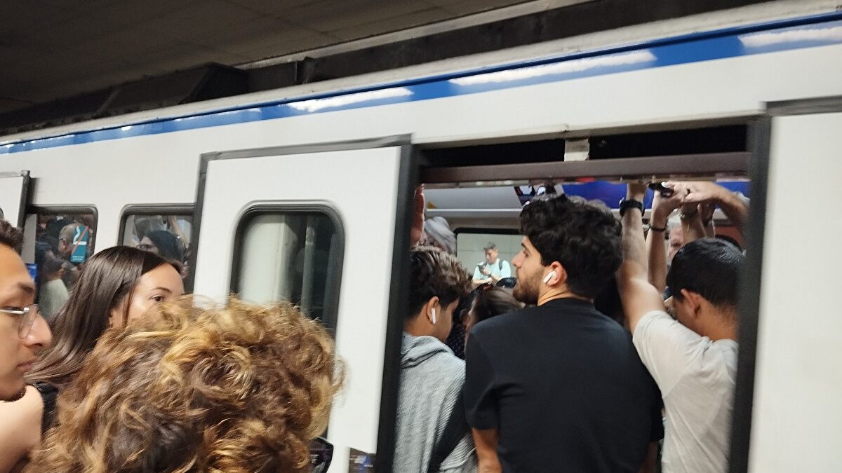 Colapso en el Metro y los autobuses por el cierre de la Línea 6 y la ...