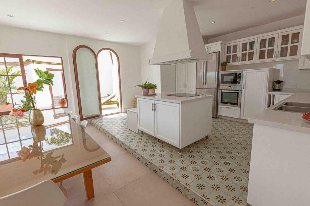 La exclusiva villa a 750 euros la noche que 'Barbie Gaza' alquila en ...