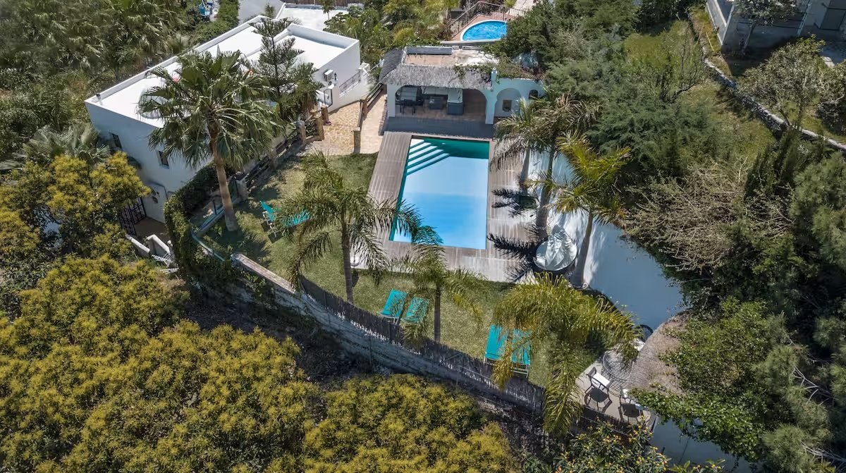 La exclusiva villa a 750 euros la noche que 'Barbie Gaza' alquila en ...