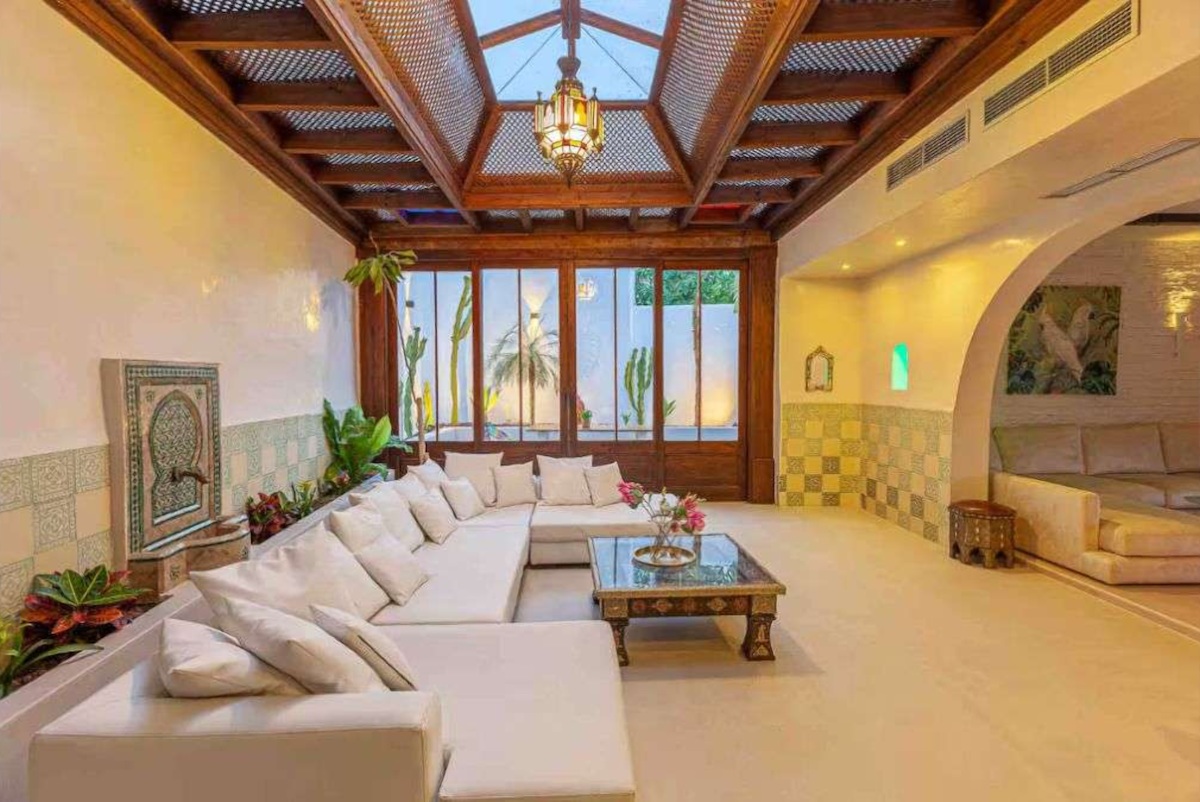 La exclusiva villa a 750 euros la noche que 'Barbie Gaza' alquila en ...