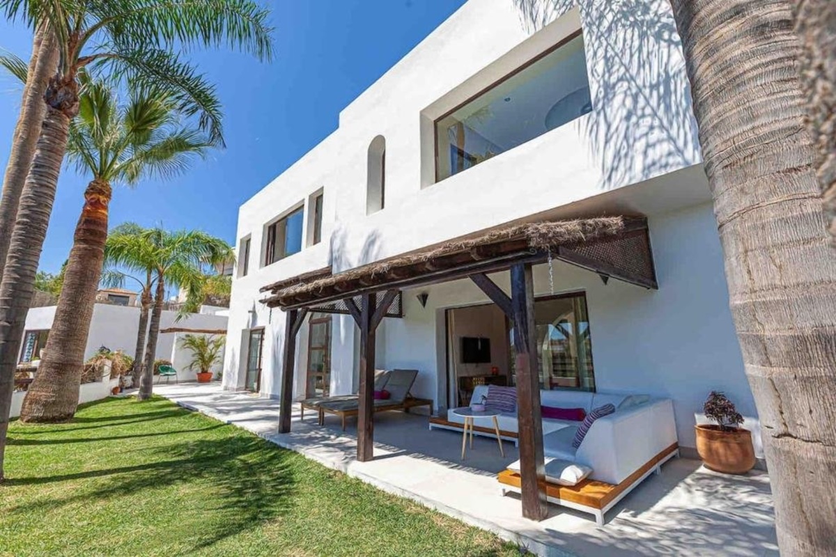 La exclusiva villa a 750 euros la noche que 'Barbie Gaza' alquila en ...