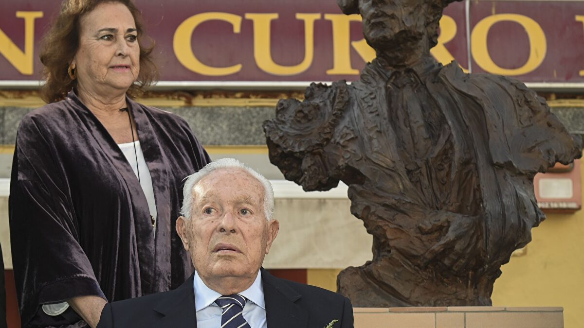 Emotivo homenaje a Curro Romero en Camas rodeado de figuras del toreo - Chic