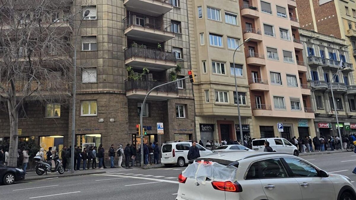 Largas colas en el consulado de Pakistán en Barcelona para la ...