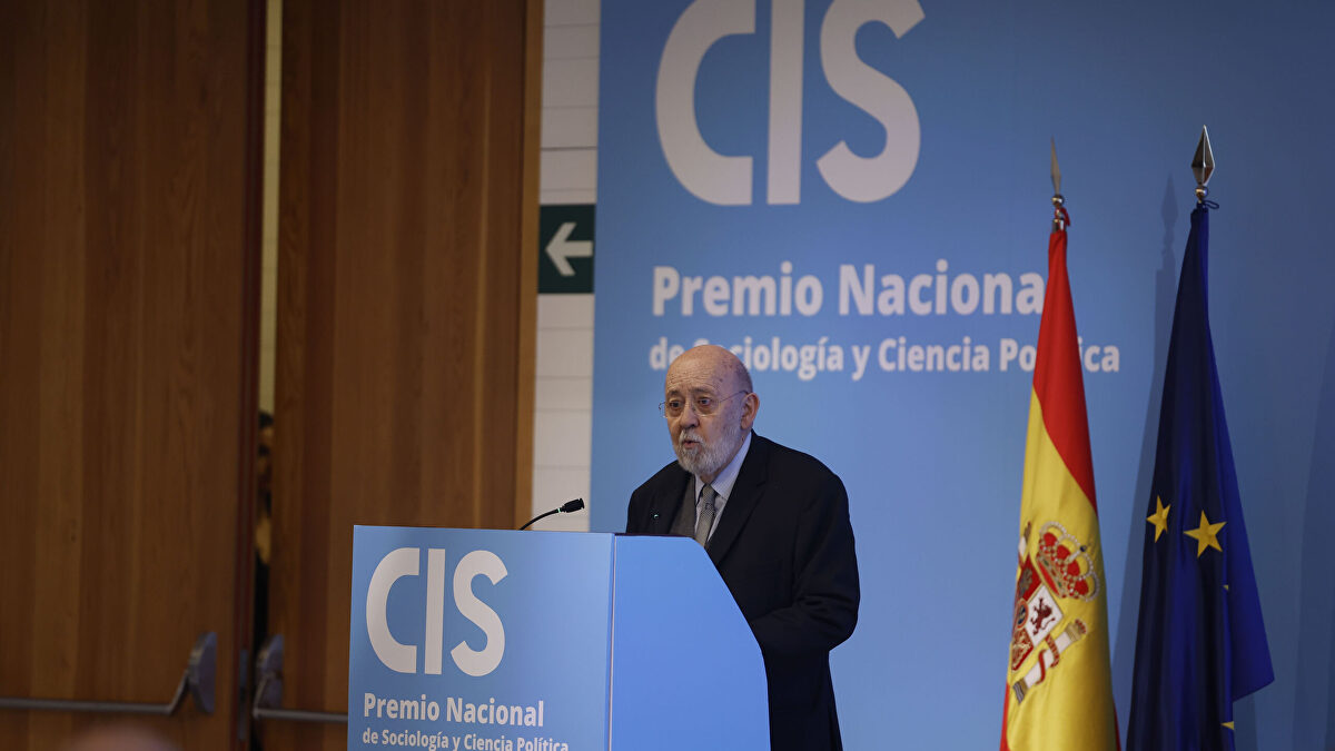 Tezanos aumenta la distancia del PSOE sobre el PP y sube a Vox ...