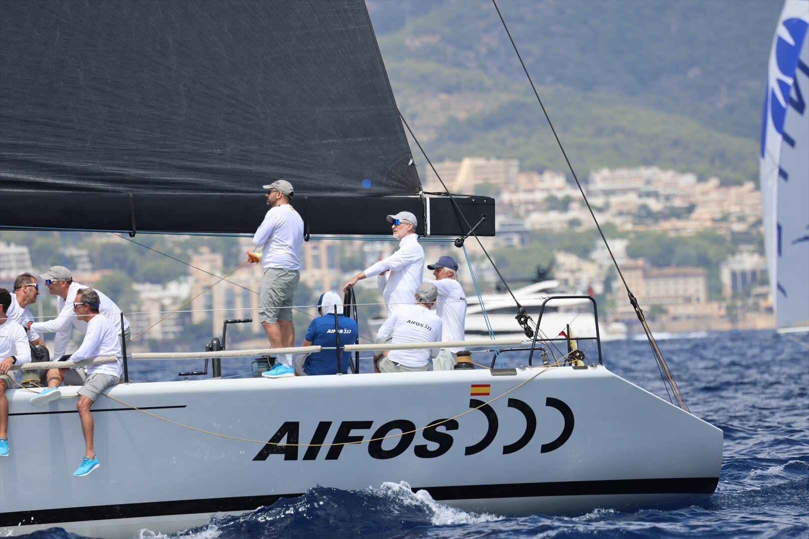 Adiós al Aifos: la Armada compra por un millón el velero campeón para ...