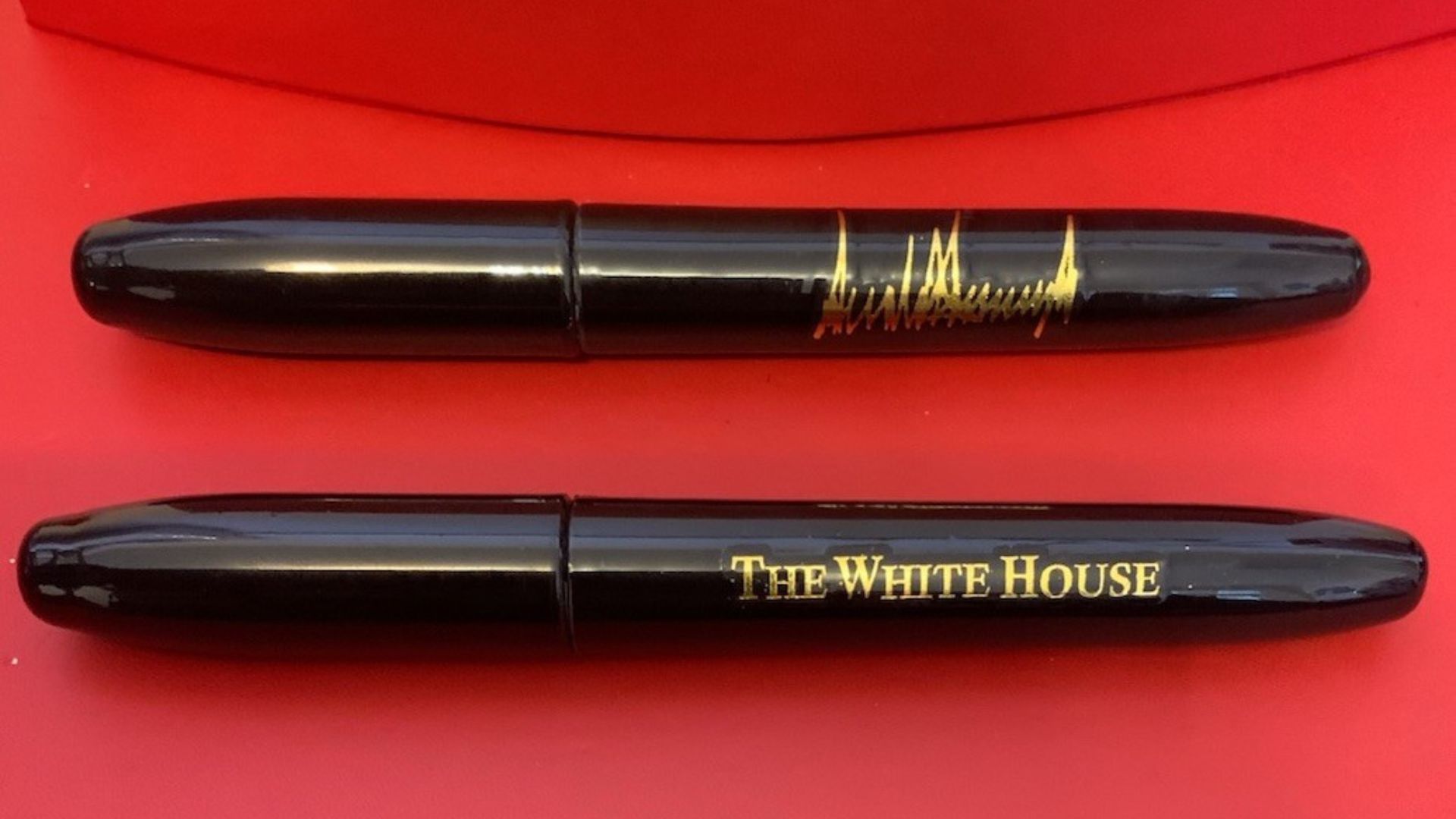 Trump personaliza sus Sharpie con oro y su firma para ahorrar costes al ...