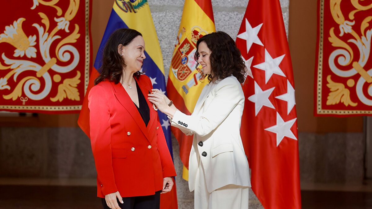 Isabel Díaz Ayuso entrega la Medalla de Oro de la CAM a María Corina ...