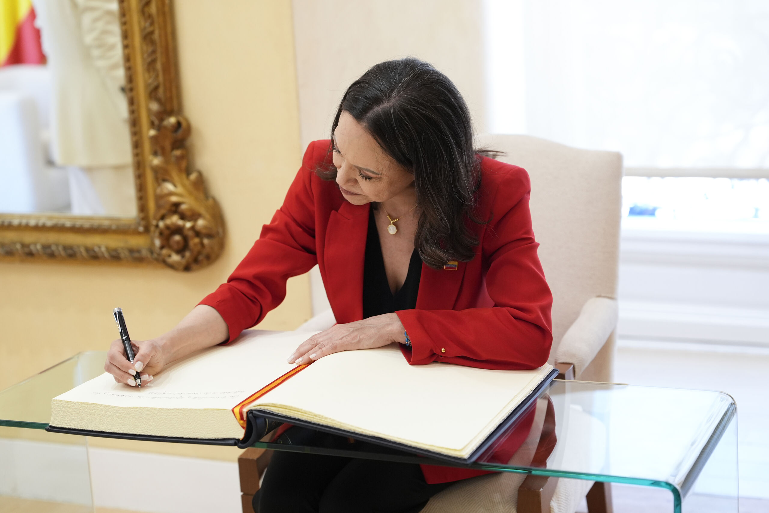 En directo: Isabel Díaz Ayuso entrega a María Corina Machado la Medalla ...