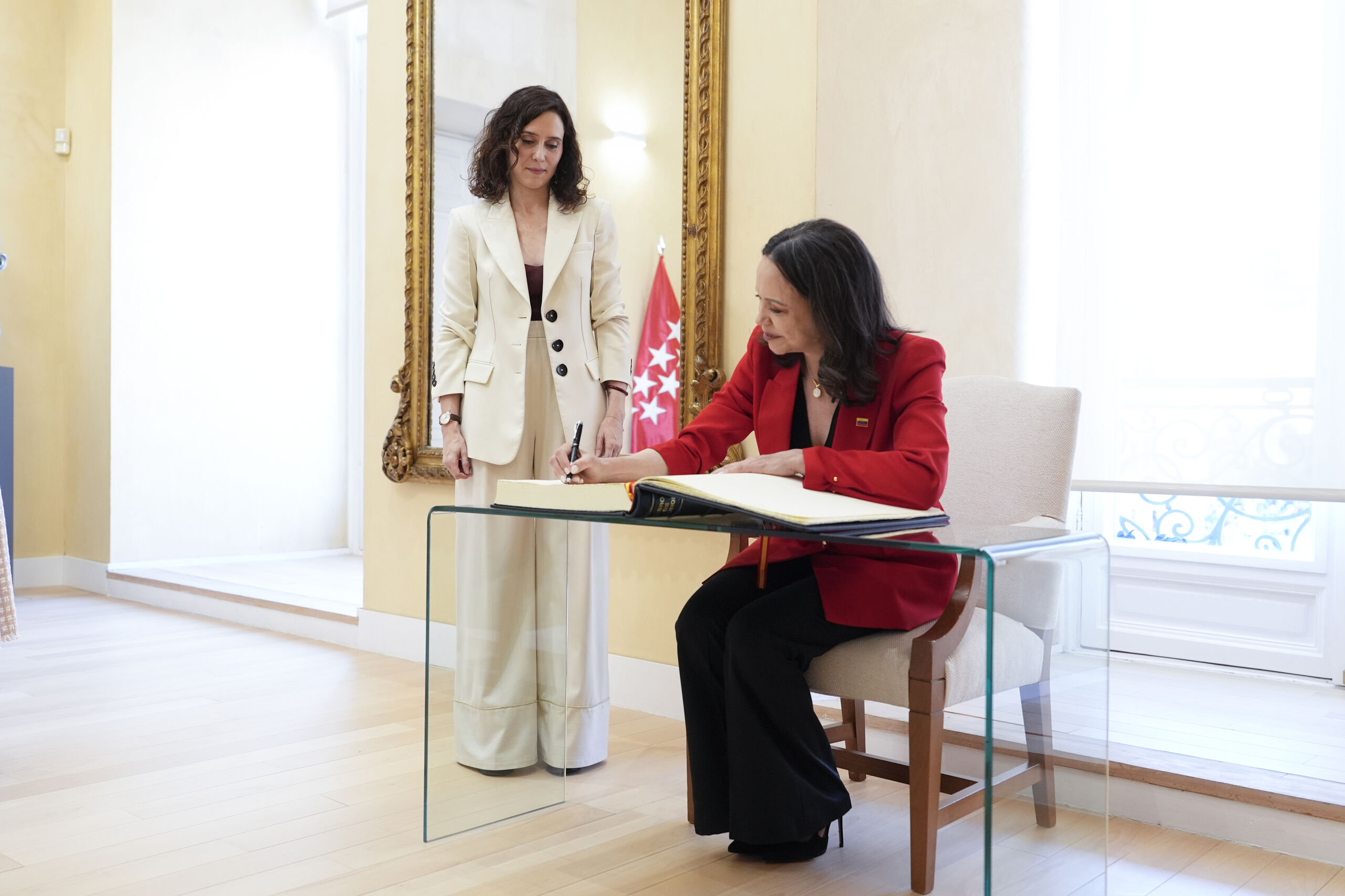 En directo: Isabel Díaz Ayuso entrega a María Corina Machado la Medalla ...