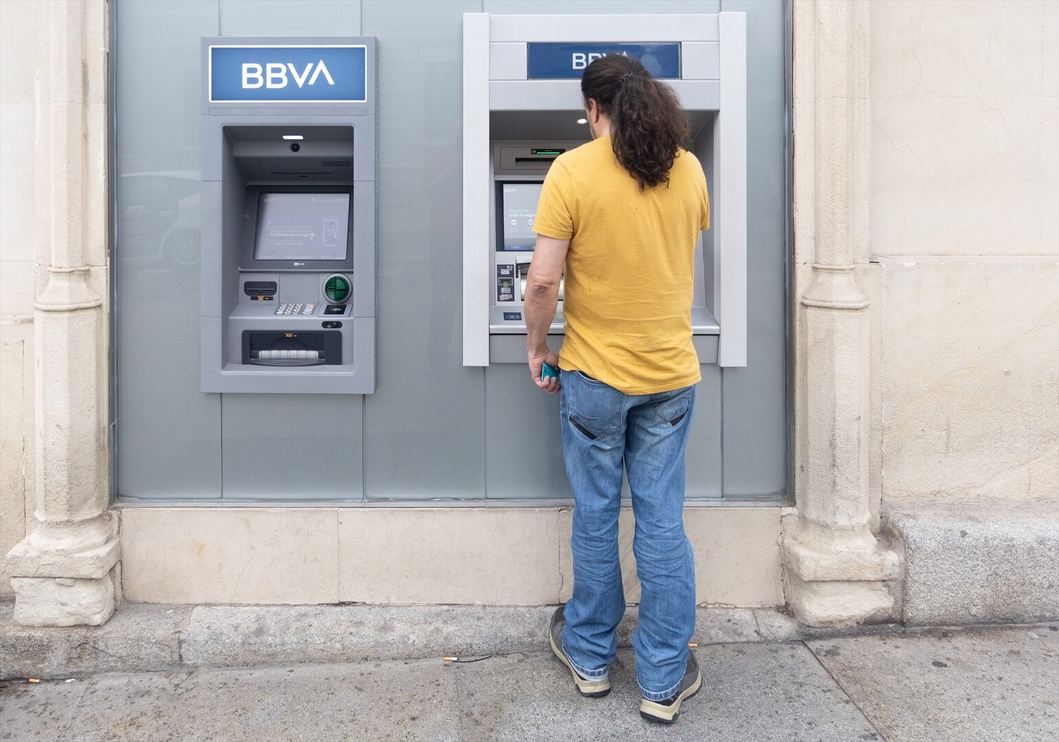 ¿Vuelta al dinero en efectivo?: el número de cajeros crece en España ...