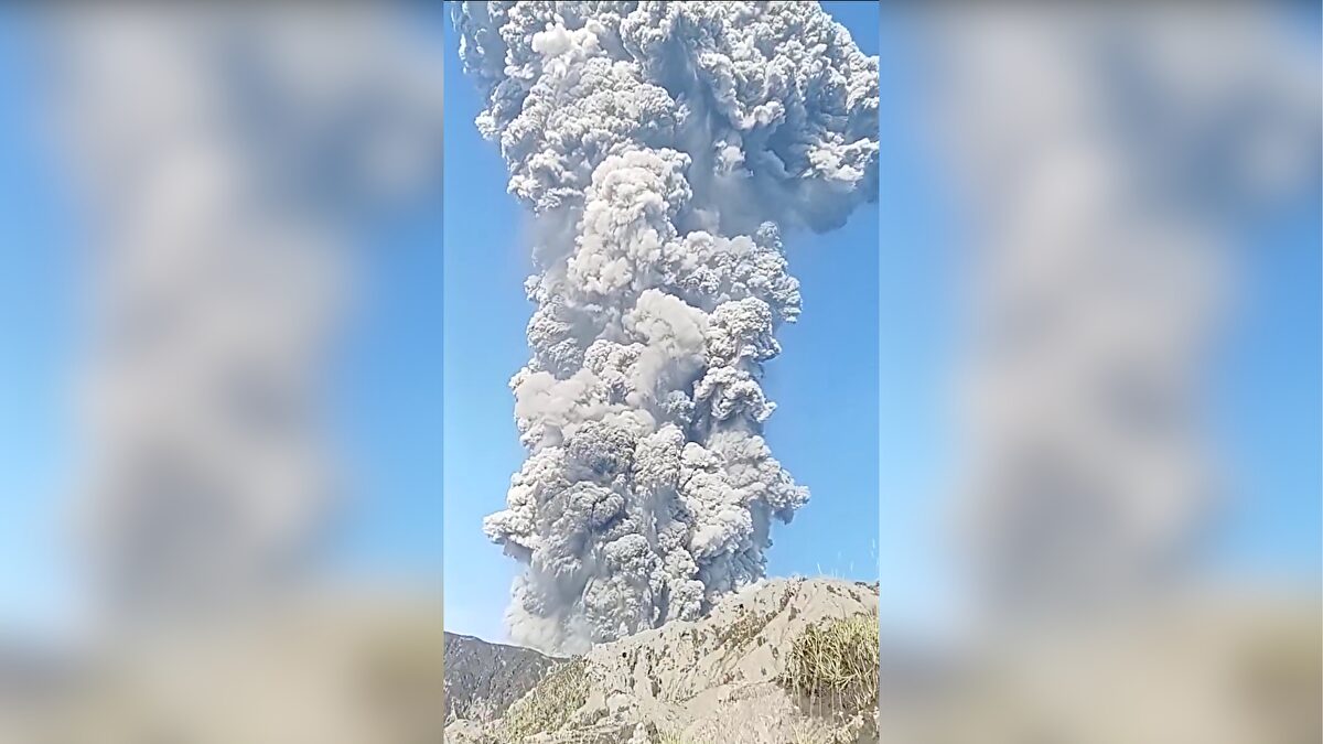 Al menos tres muertos tras la erupción del volcán Dukono en Indonesia ...