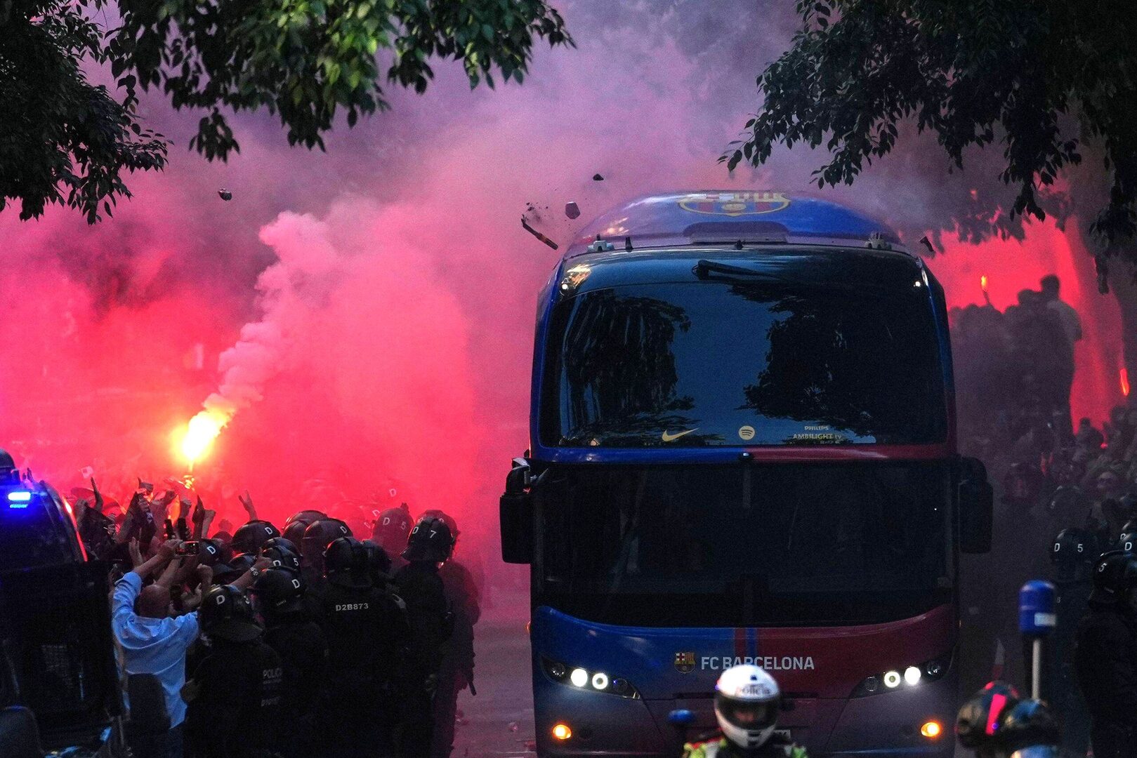 Aficionados culés lanzan piedras... ¡contra el autobús del Barça ...