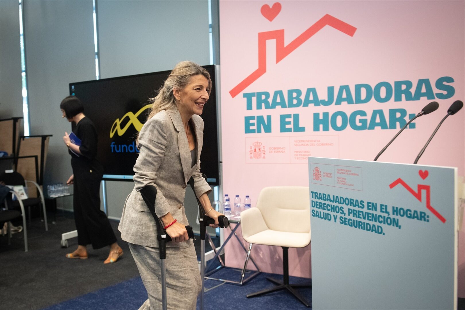 "¡Ay, que no me caigo!": Yolanda Díaz reaparece con muletas en un acto ...