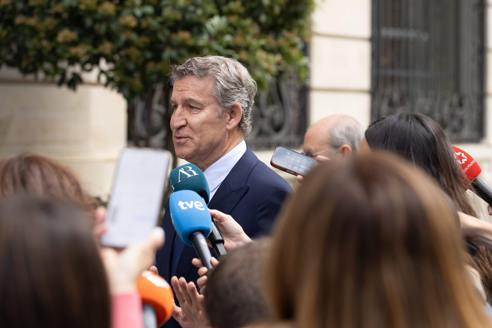 Feijóo pide la dimisión de Sánchez por la imputación de Zapatero: "Sólo ...