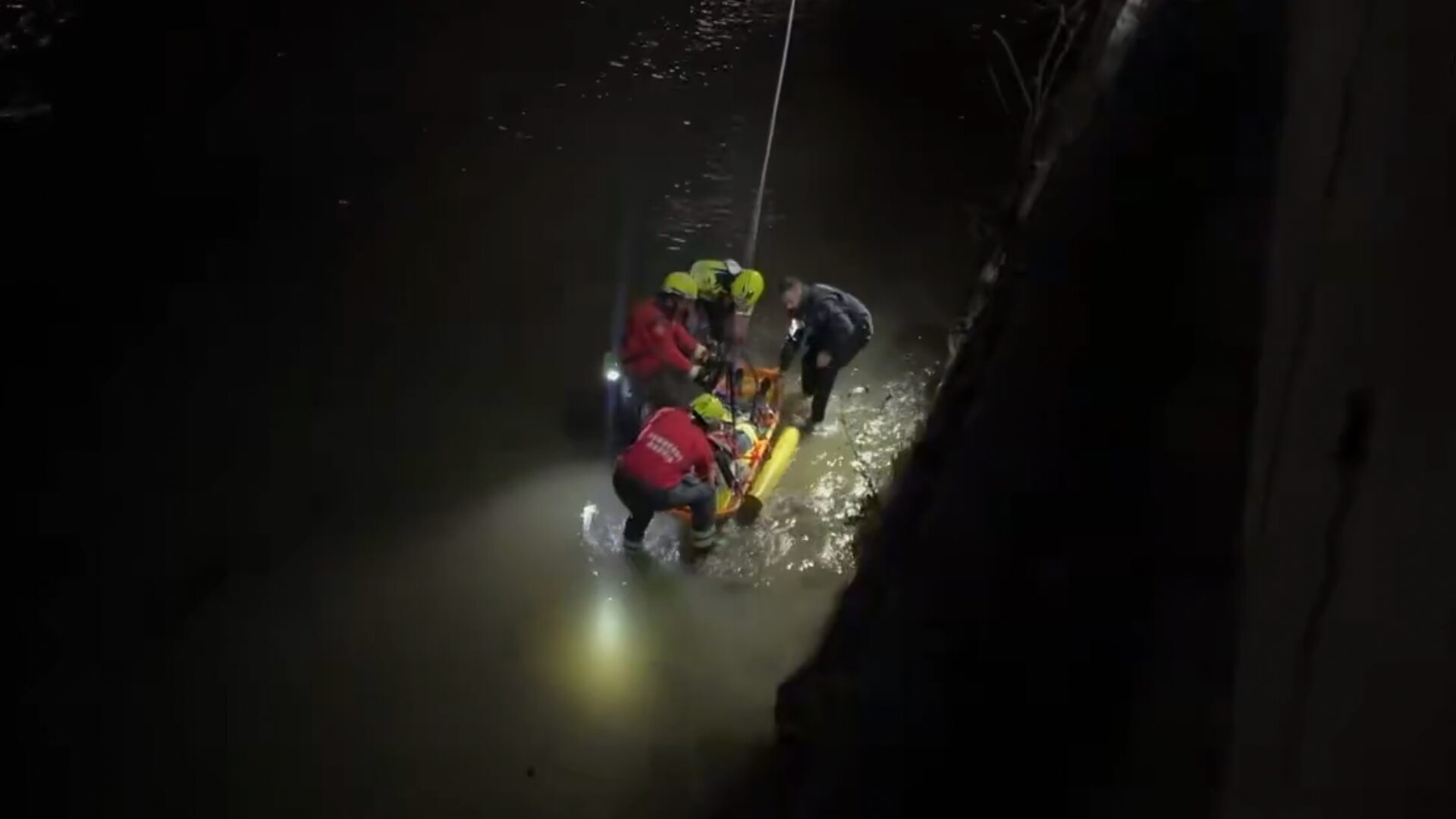 Brutal rescate de una mujer en estado grave tras precipitarse al río ...