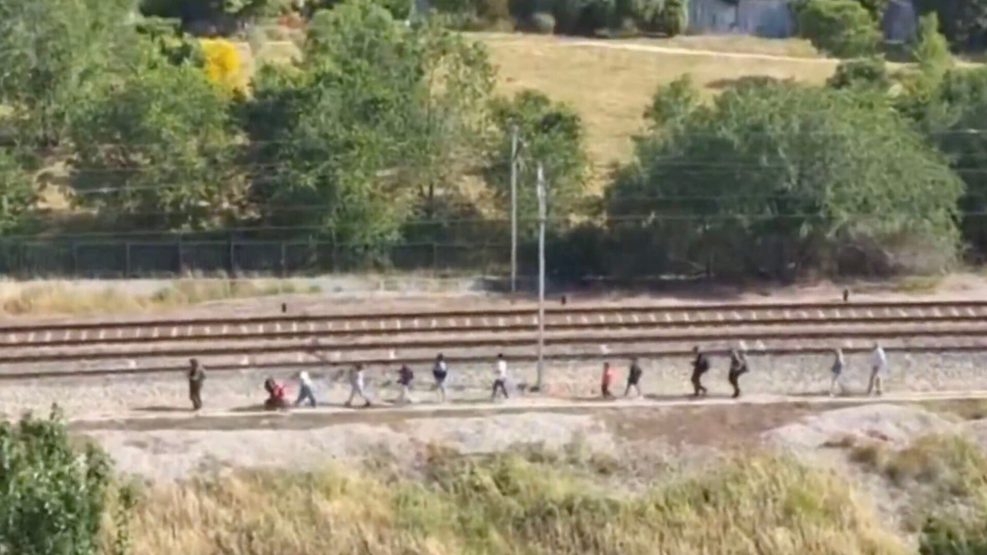 Tensión en Cercanías: un grupo de viajeros abandona un tren y camina ...