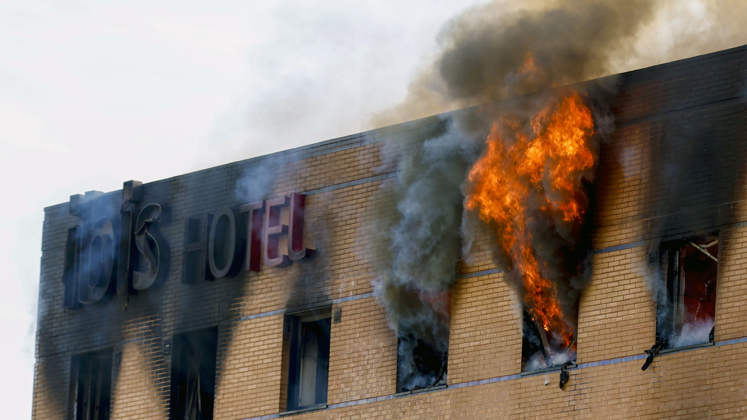 Las impactantes imágenes del incendio en el hotel Ibis de Málaga ...
