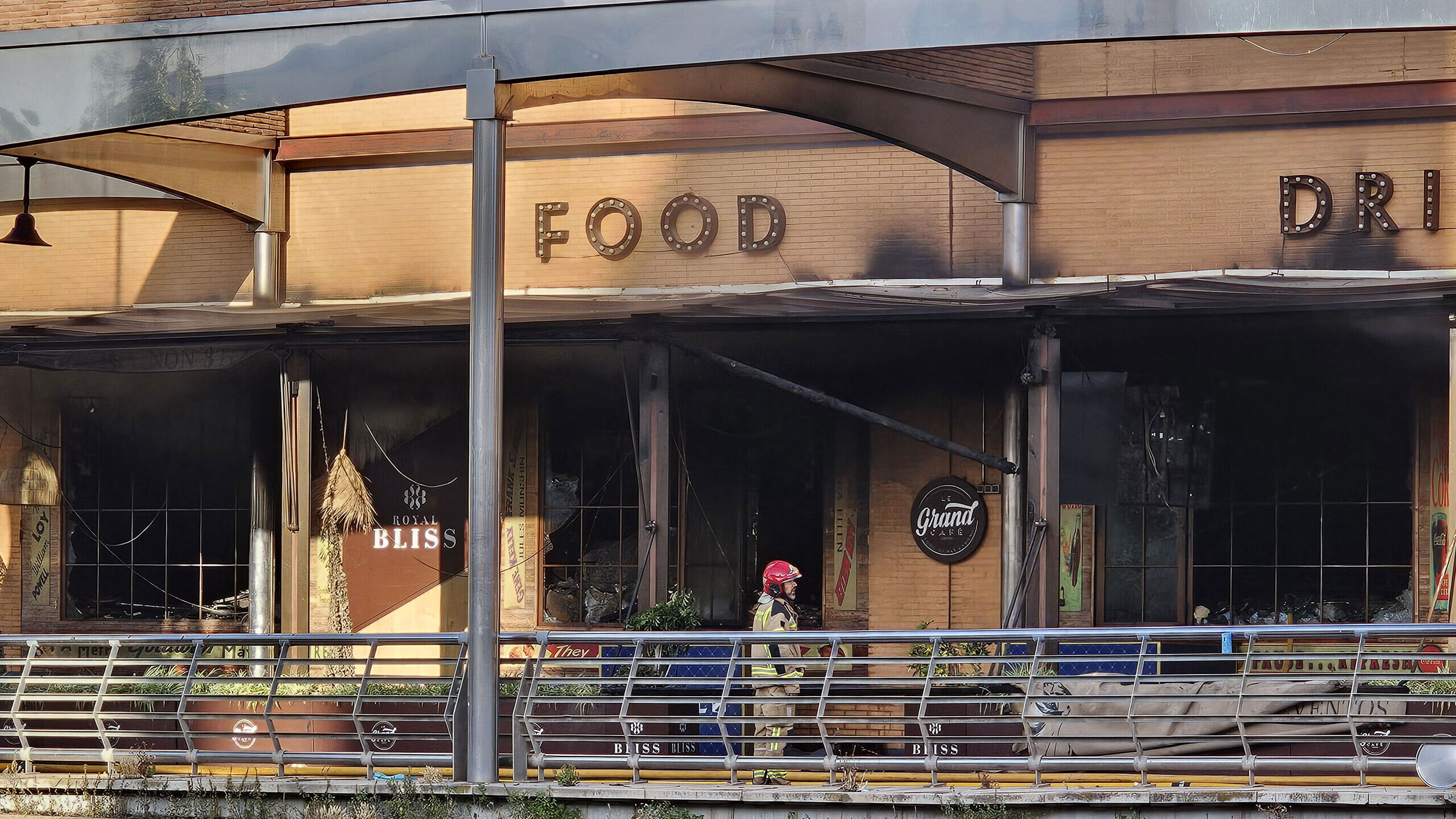 Las impactantes imágenes del incendio en el hotel Ibis de Málaga ...