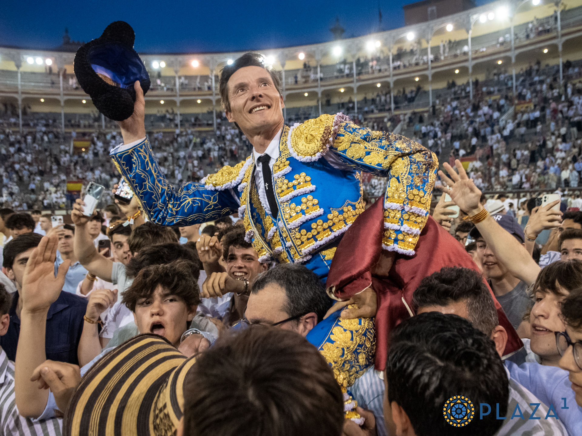 Diego Urdiales sale por la Puerta Grande gracias a su toreo clásico y ...