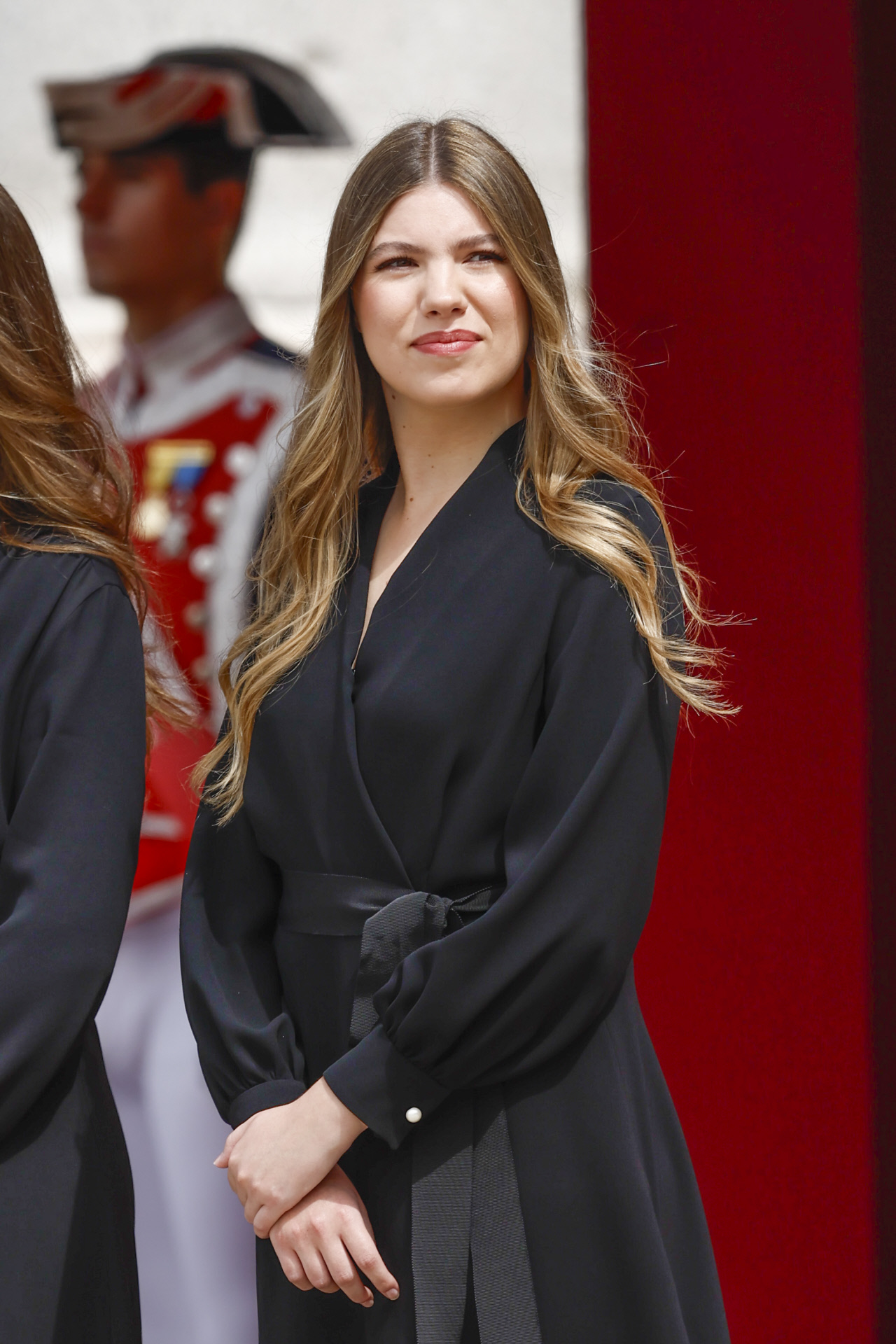 Leonor y Sofía cumplen con el protocolo vaticano de riguroso negro ante ...