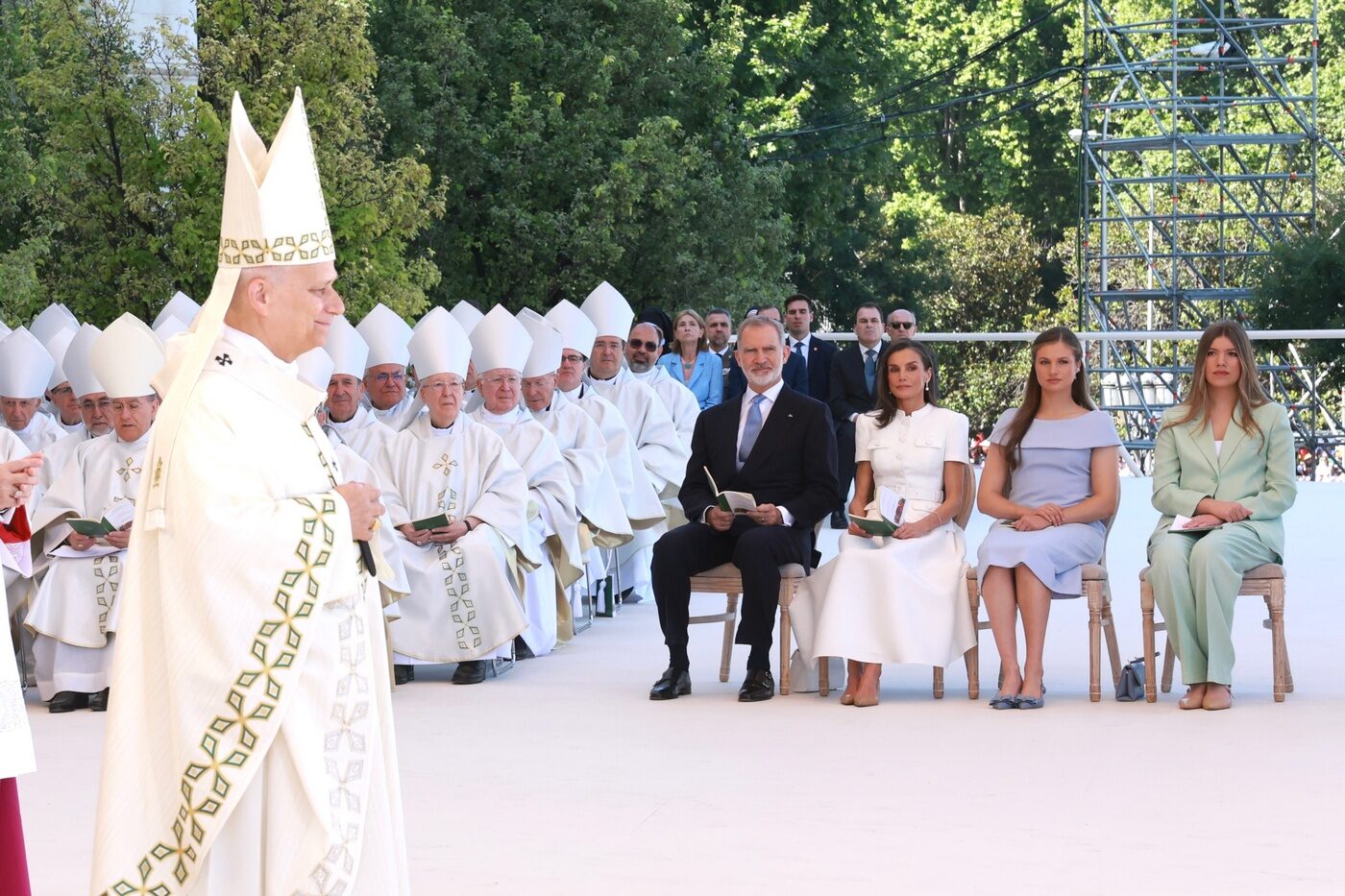 Los Reyes y sus hijas arropan a León XVI en la misa del Corpus en ...