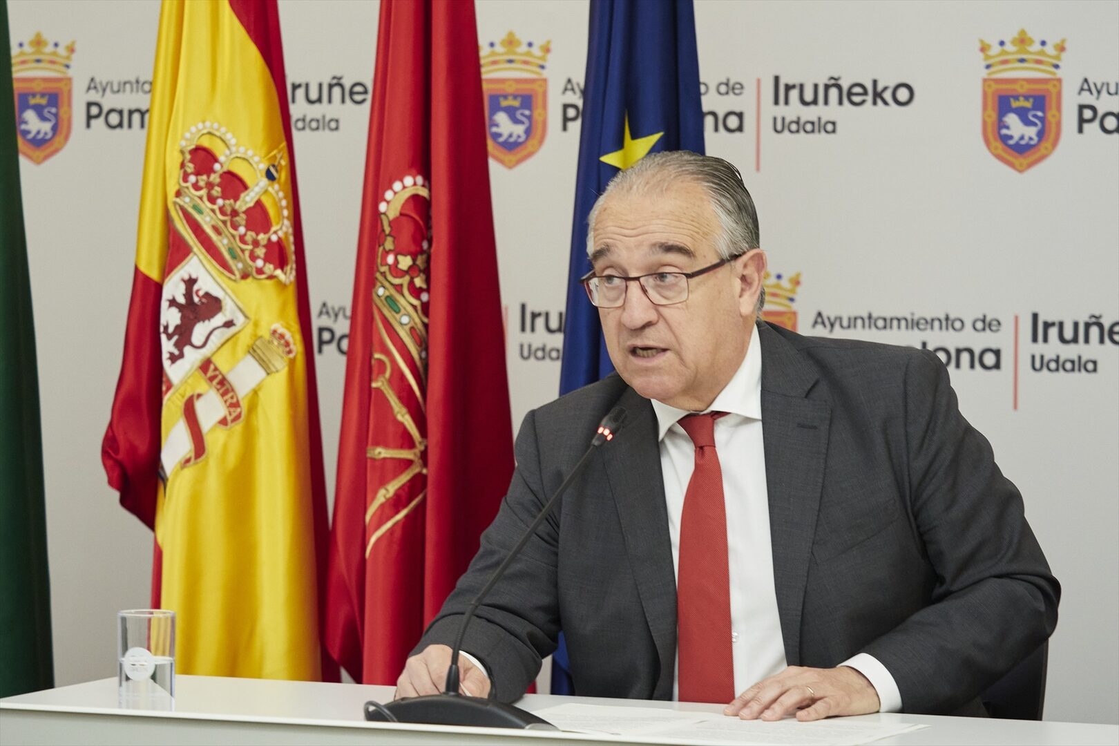 Un radical agrede al exalcalde de Pamplona Enrique Maya al grito de ...