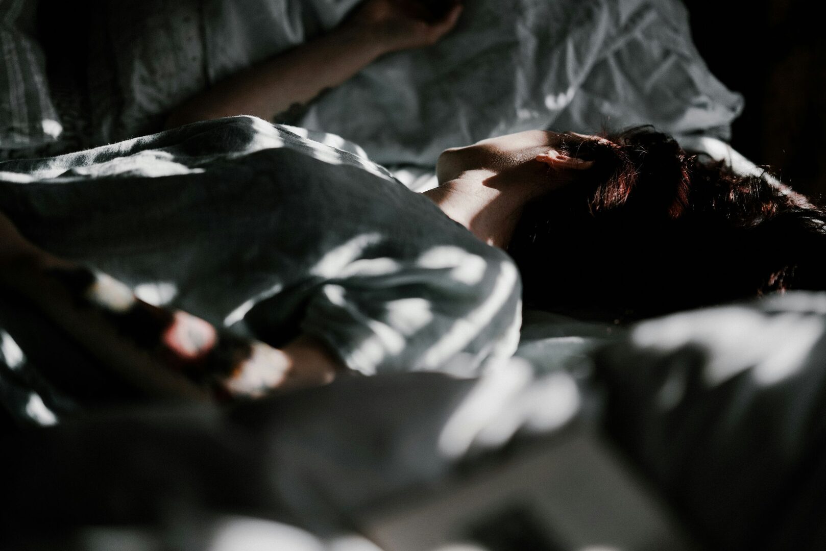 ¿Afecta a tu sueño dormir totalmente a oscuras? Los expertos resuelven ...