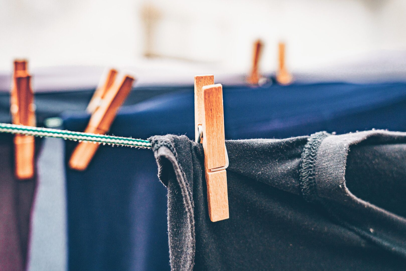 El error de tender la ropa en casa: así se dispara la sensación de ...