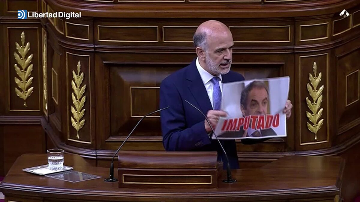 Duro repaso de UPN a Sánchez mostrando las fotos de la trama: "Dimita ...