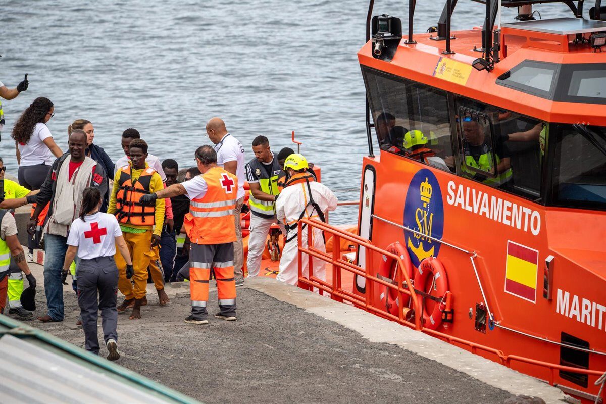 Llega a la isla de El Hierro un cayuco con 119 inmigrantes de origen ...